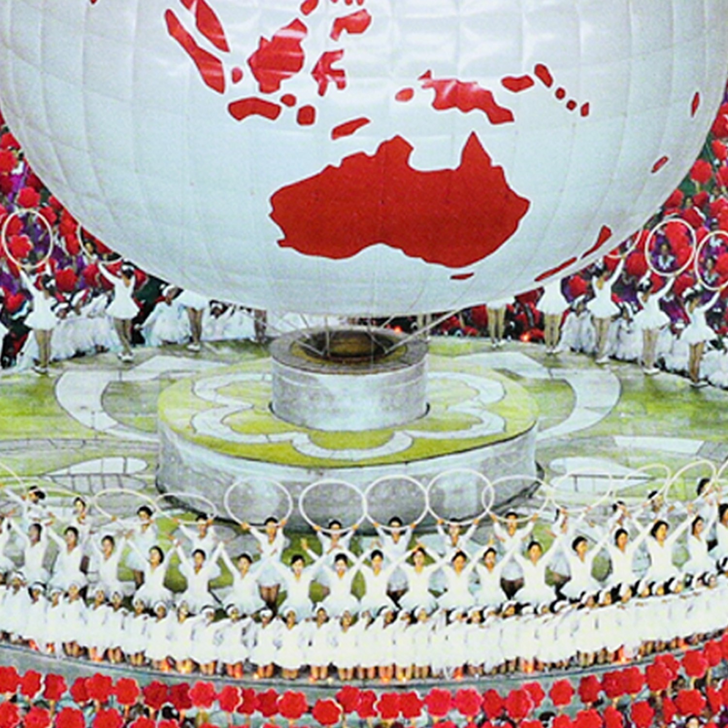 Andreas Gursky, Pyongyang VII, 2023, Offsetprint, 84 x 59,5 cm ...