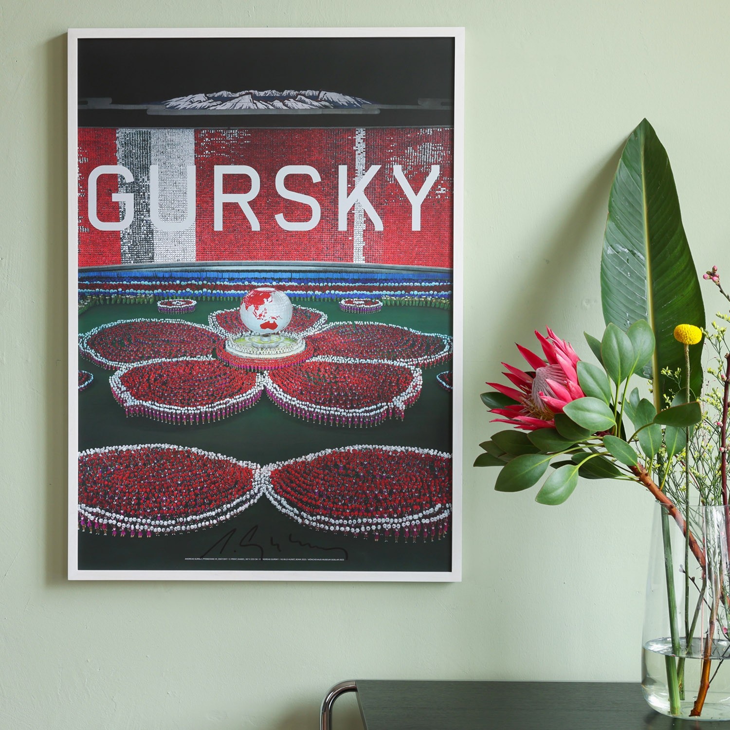 Andreas Gursky, Pyongyang VII, 2023, Offsetprint, 84 x 59,5 cm ...