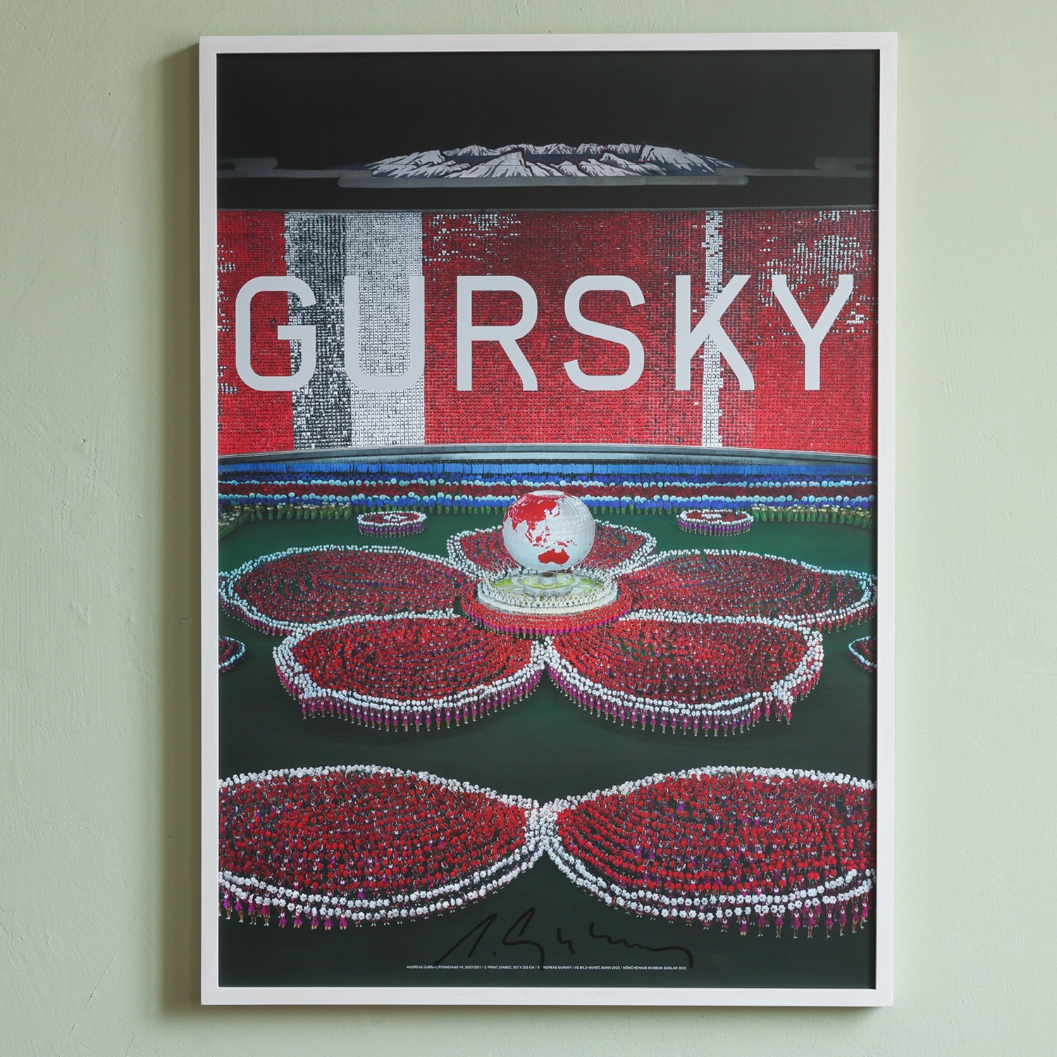 Andreas Gursky, Pyongyang VII, 2023, Offsetprint, 84 x 59,5 cm ...