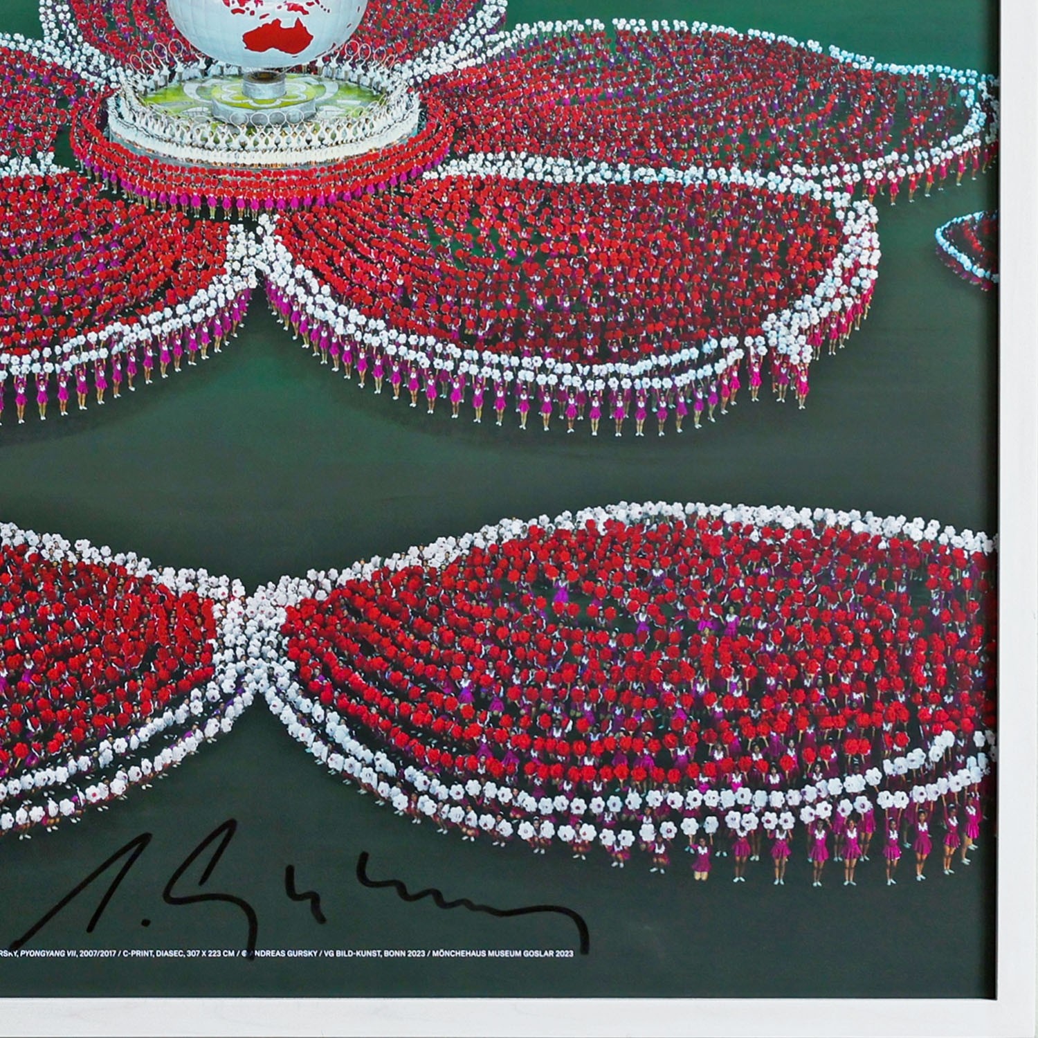 Andreas Gursky, Pyongyang VII, 2023, Offsetprint, 84 x 59,5 cm ...