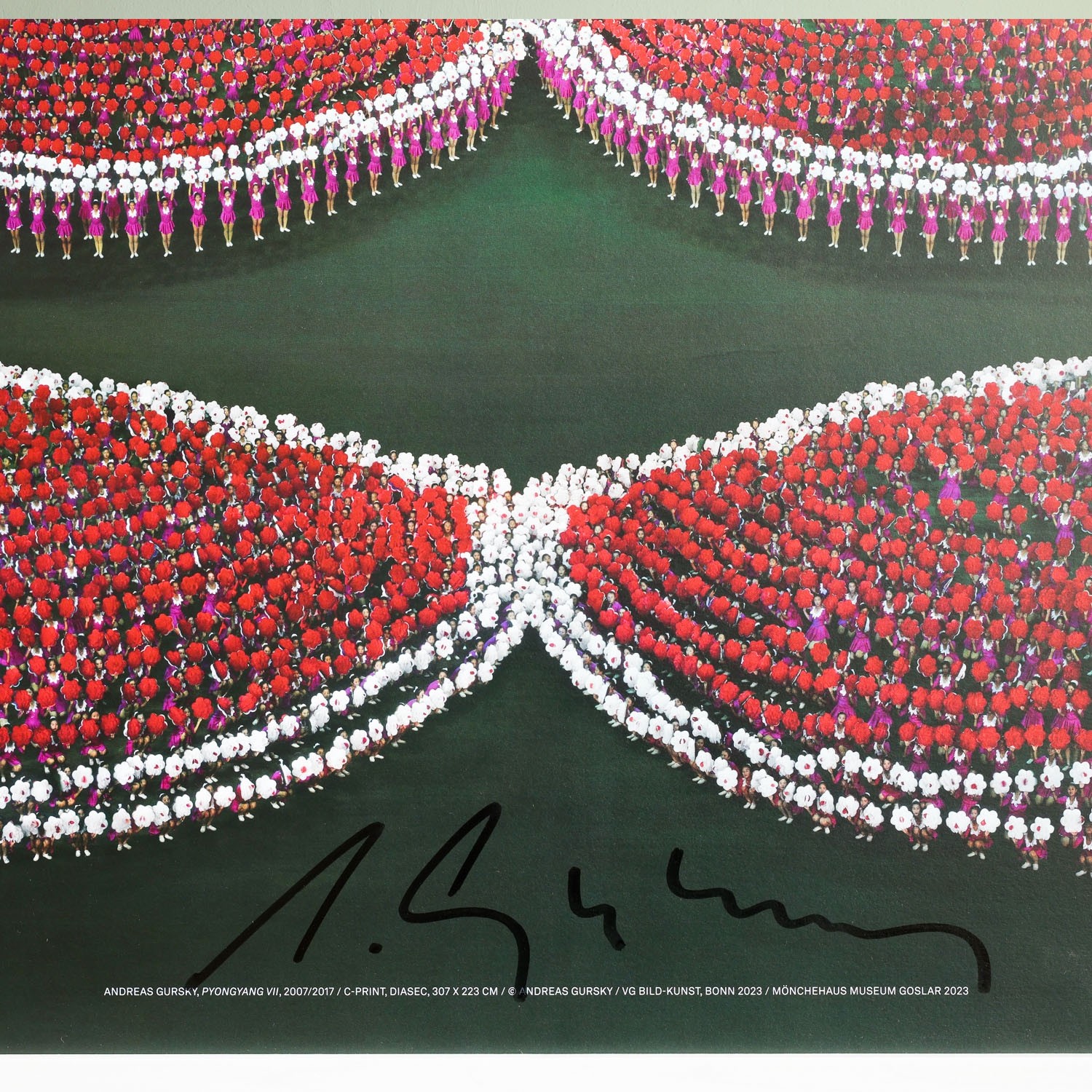 Andreas Gursky, Pyongyang VII, 2023, Offsetprint, 84 x 59,5 cm ...